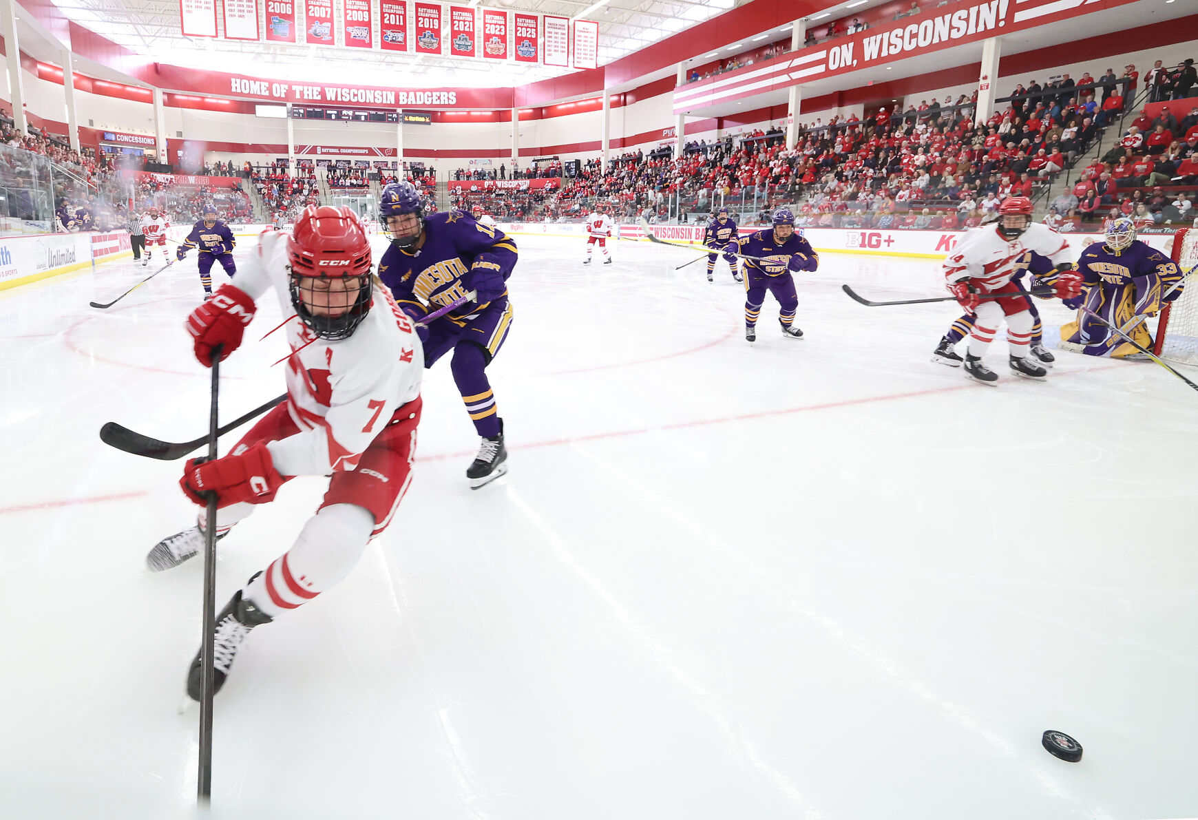Wisconsin women's hockey extends stay atop national rankings