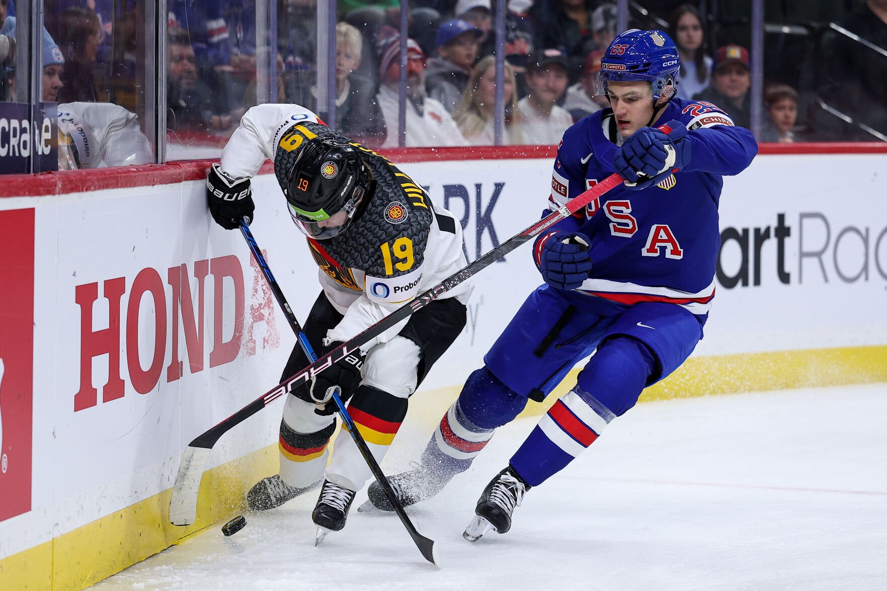 Wisconsin men's hockey falls in national rankings