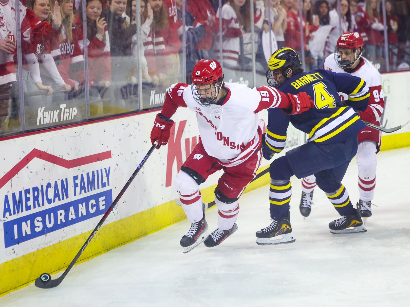 Wisconsin men's hockey moves up in national rankings