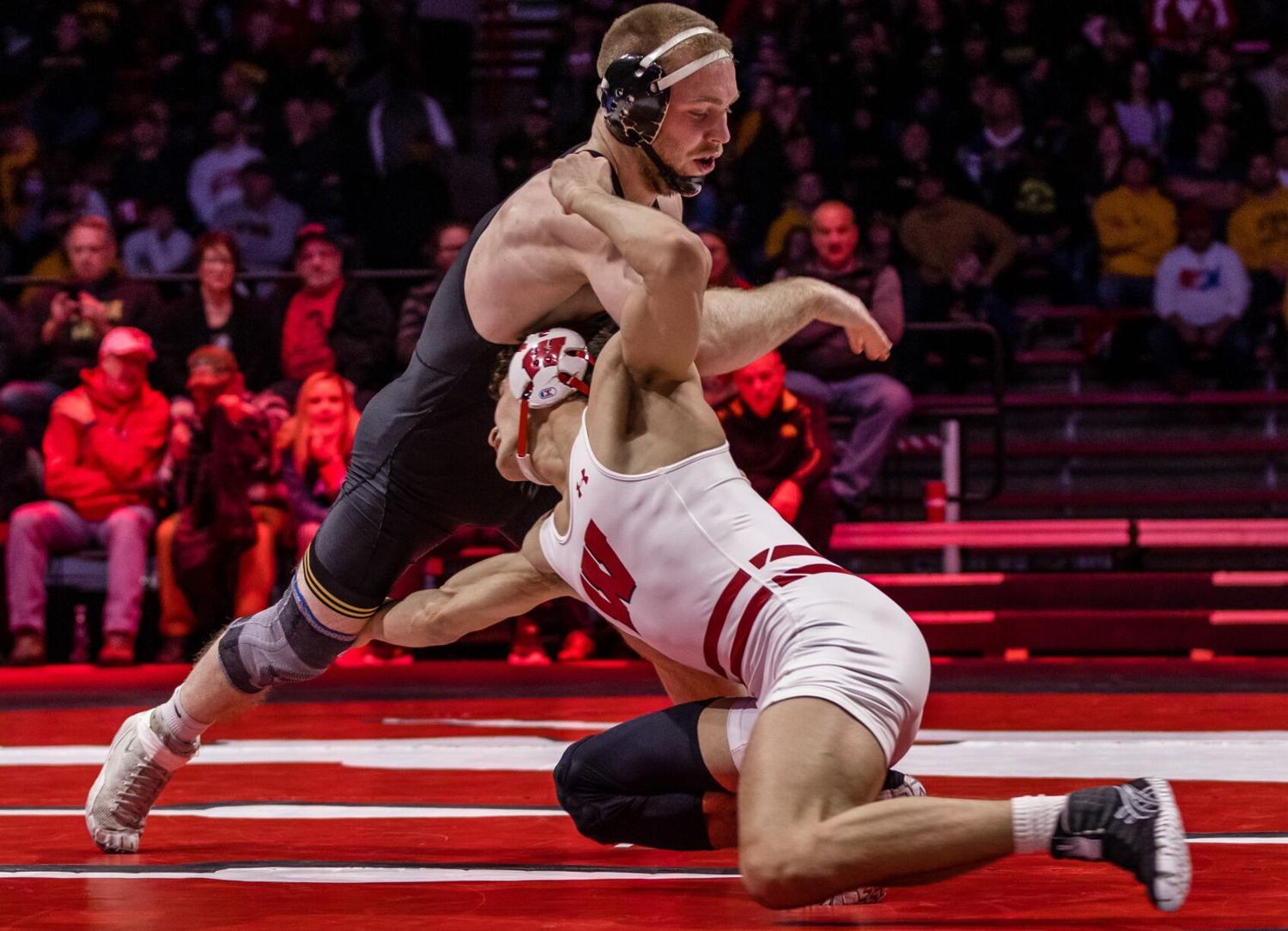 Wisconsin wrestling advances pair to NCAA quarterfinals