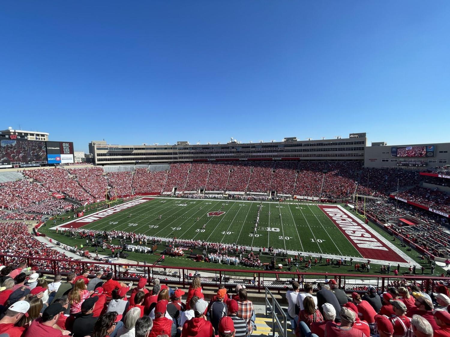 3 halftime observations: Penalties cost Wisconsin football against Illinois