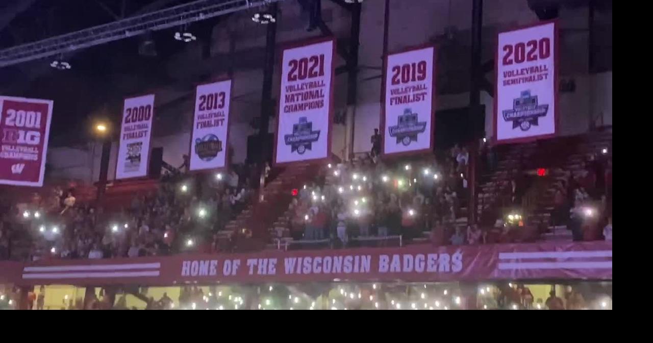 Wisconsin Badgers introduced before Elite Eight match vs. Pitt