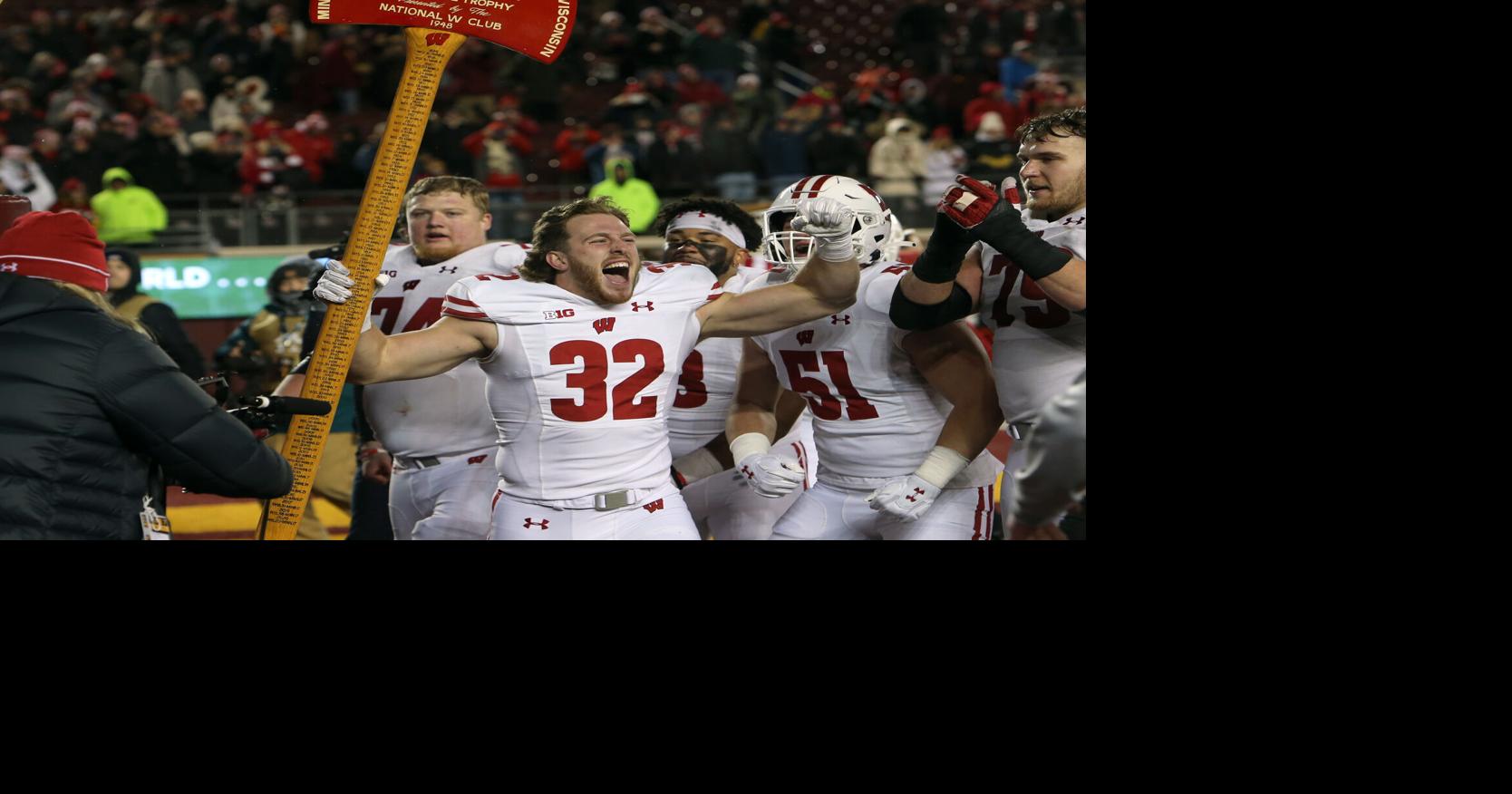 Wisconsin football players celebrate with Paul Bunyan's Axe