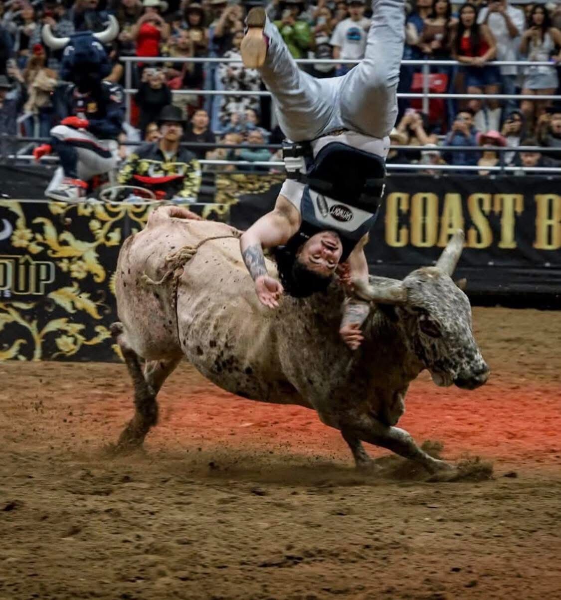 That Mexican OT sent flying by bull, still performs at Fort Bend rodeo ...