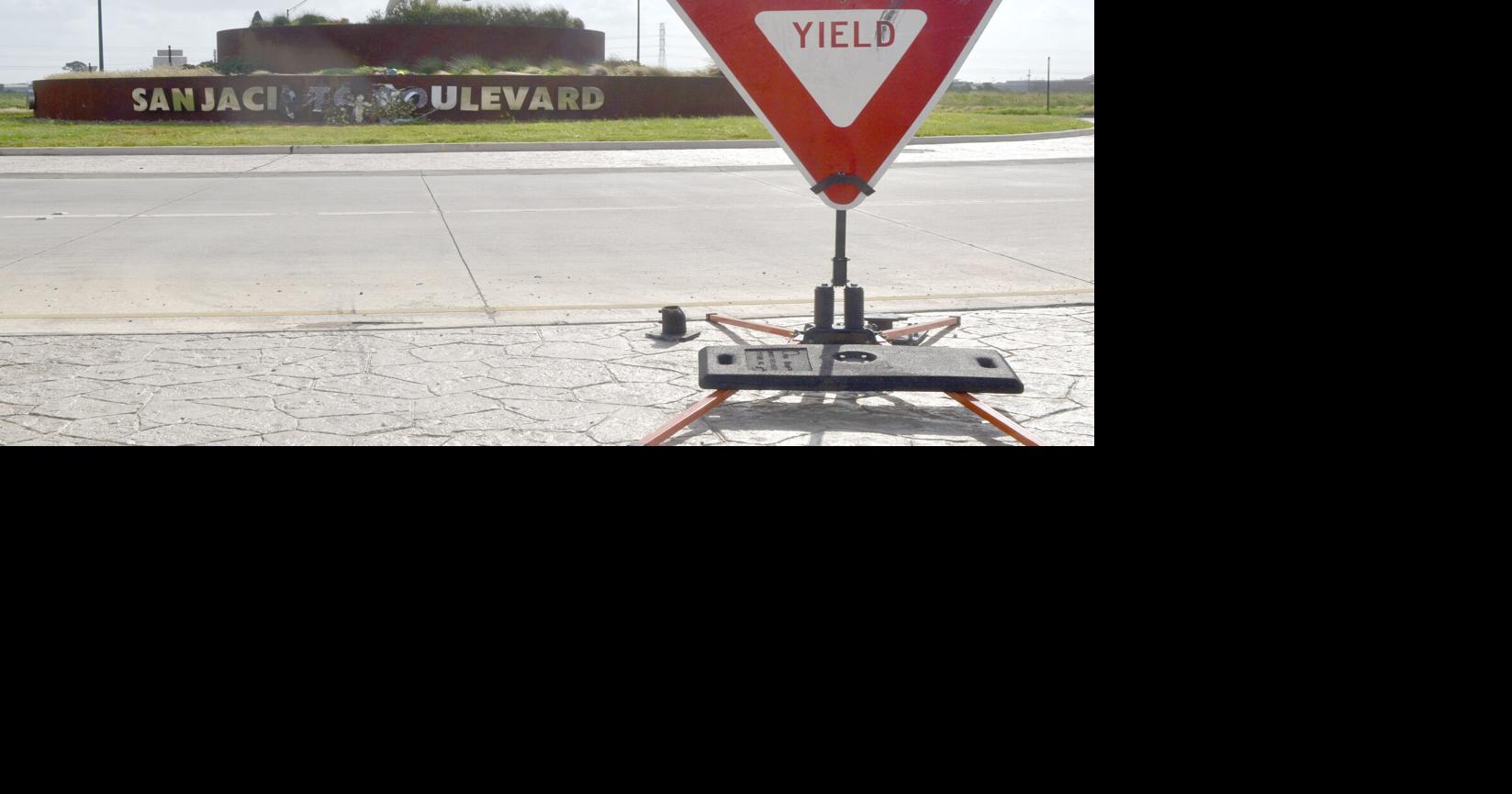 Driver killed after hitting Sam Houston roundabout | News | baytownsun.com