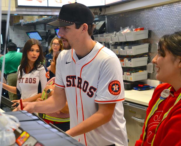 Fans welcome Astros as caravan makes Baytown stop | Local | baytownsun.com