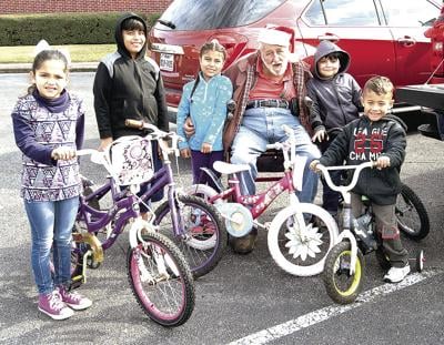 Fat Mac hands out bikes for holidays | News | baytownsun.com