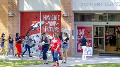 Lee College greets new students | News | baytownsun.com