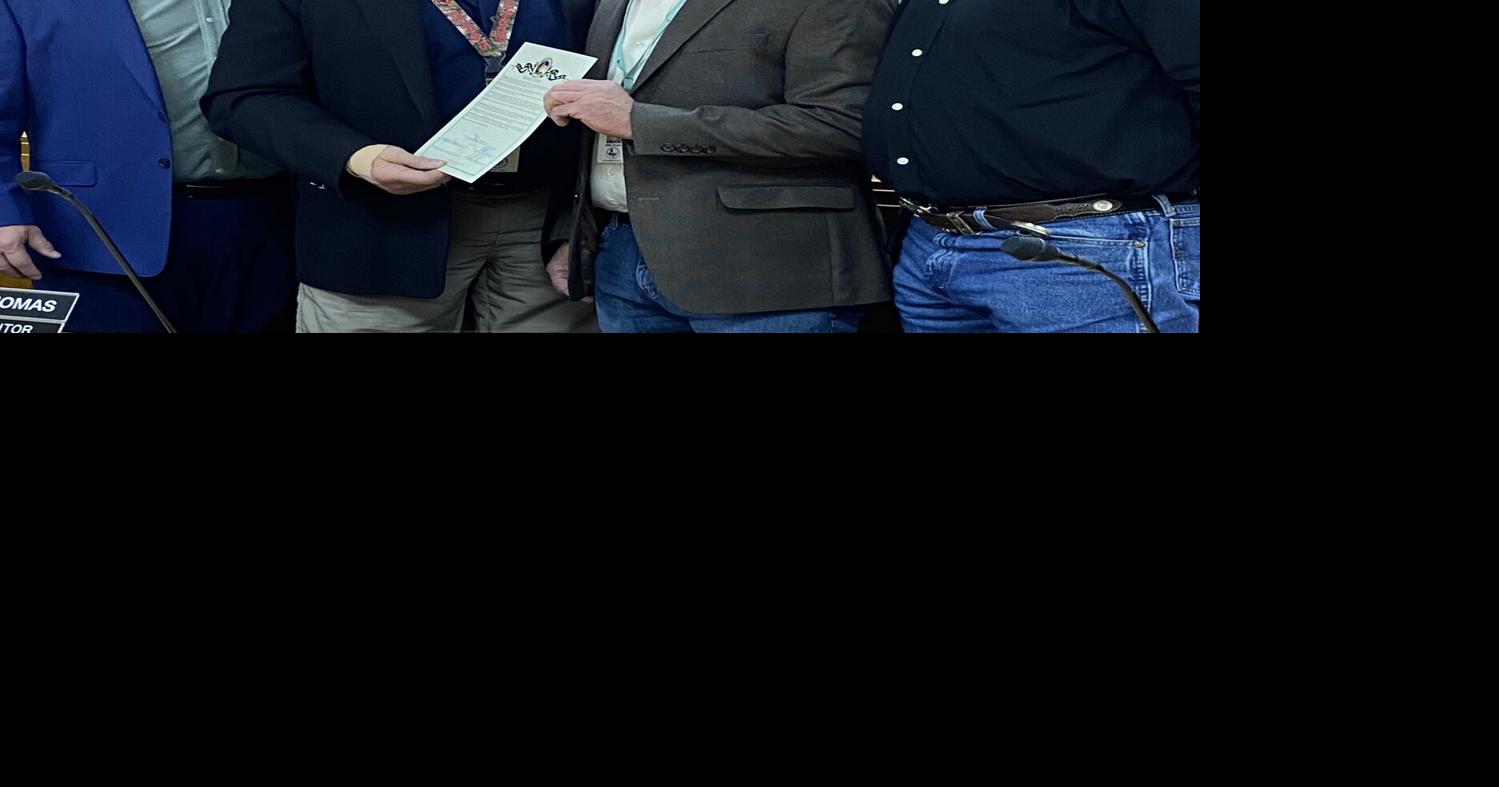 Court honors retiring County Commissioner Combs | Local | baytownsun.com