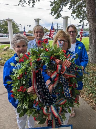 Evening Pilot Club presented wreath | Local | baytownsun.com