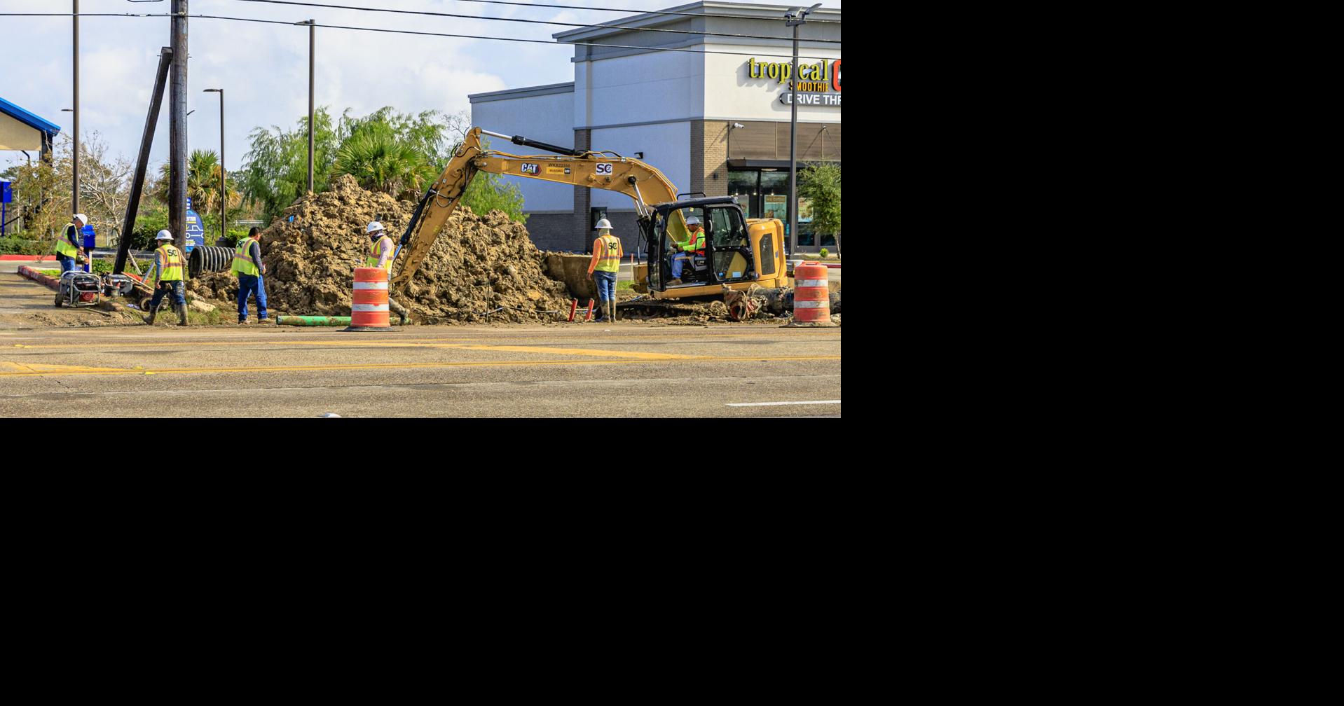 Workers dig deep on Garth Road | Local | baytownsun.com