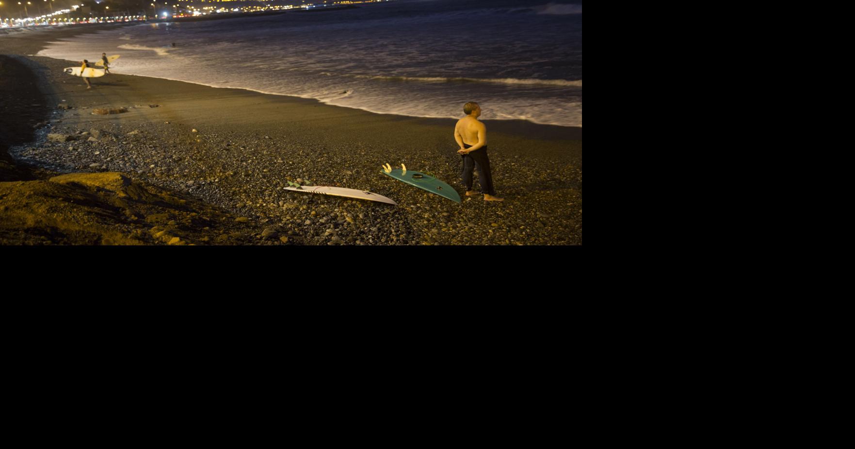Photos: Night surfing in Lima, Peru