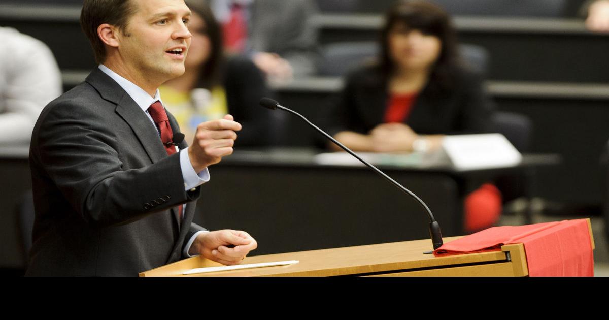 Sasse discusses 'cultural crisis' during UNL visit