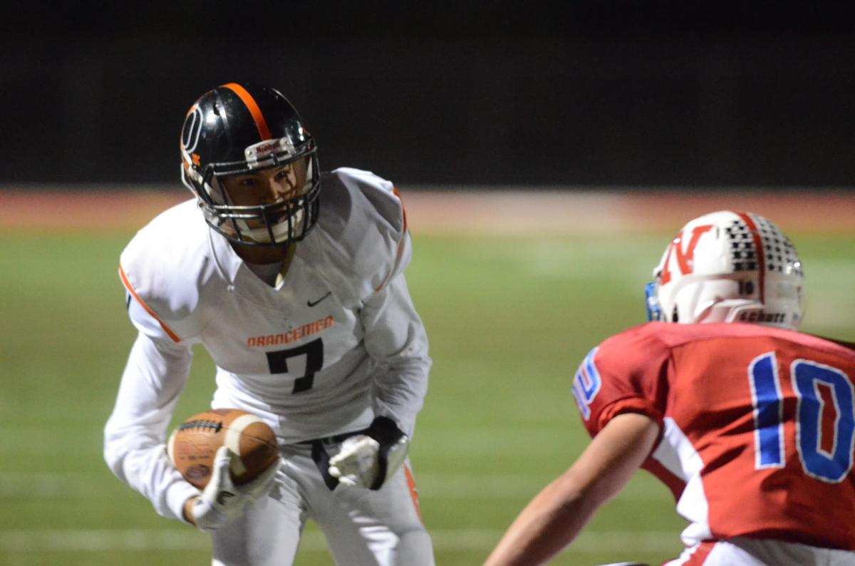 Buss' late heroics seals district title | Football | beatricedailysun.com