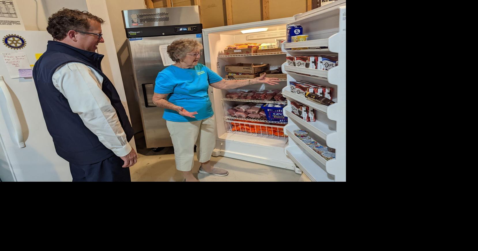Adrian Smith tours Beatrice food pantry