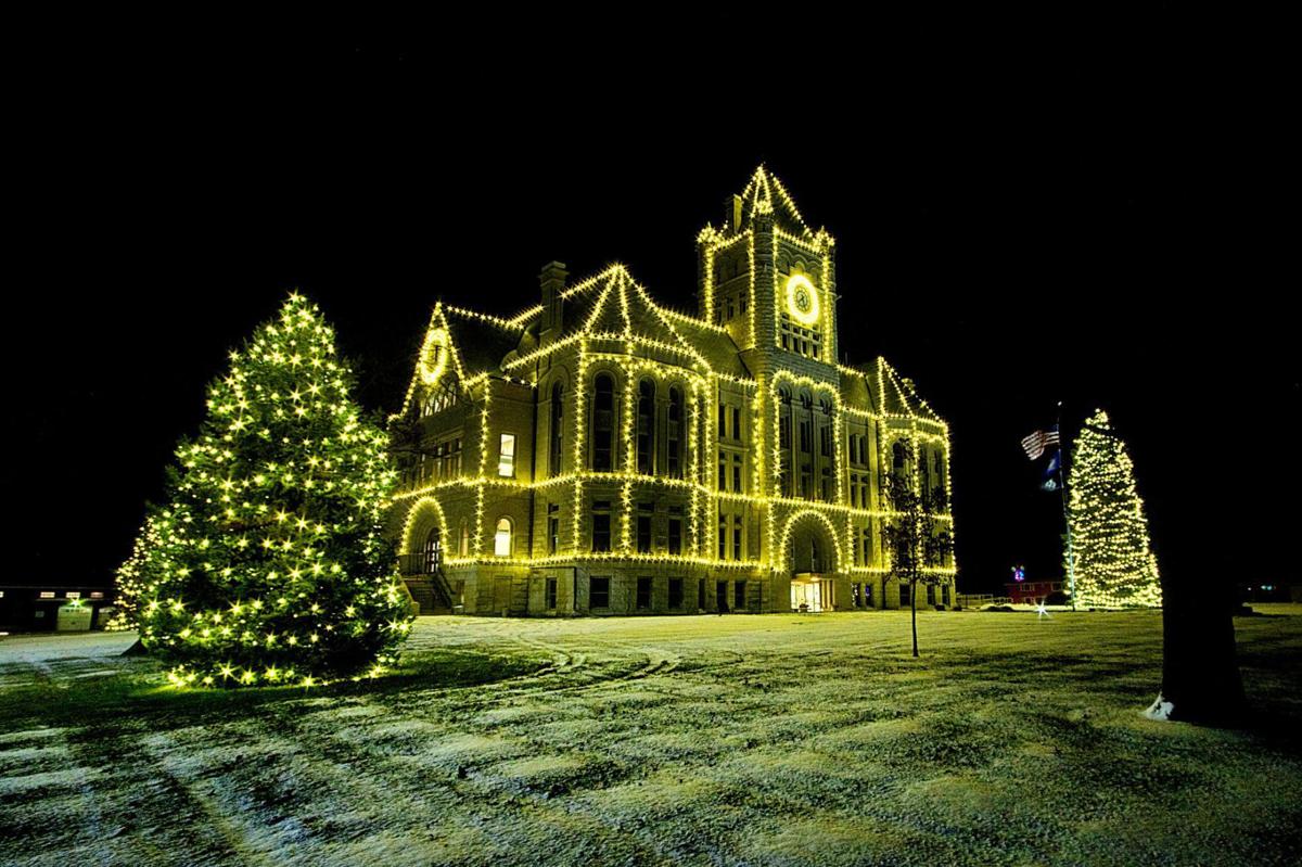 County courthouse lights up for holiday season at annual ceremony ...