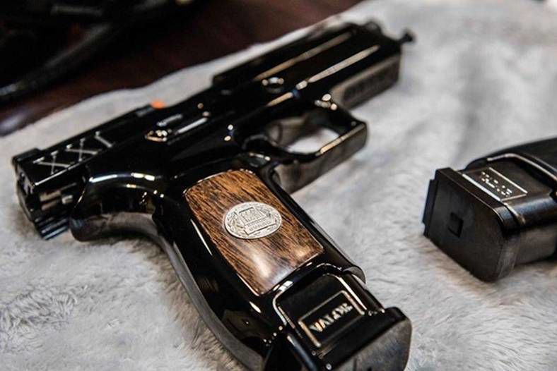 Tomb of the Unknown Soldier guarded with special pistols