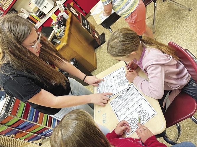 Everett FBLA'ers teach finance to youngsters | Local News ...