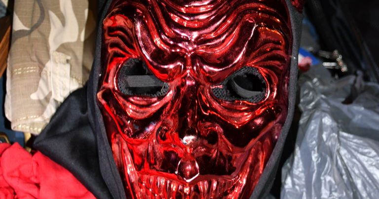 (VIDEO) Pro wrestler turned bouncer stops armed man wearing devil mask ...