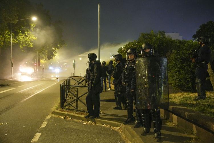 French Revolution: Youths clash with police in France, burn cars and ...
