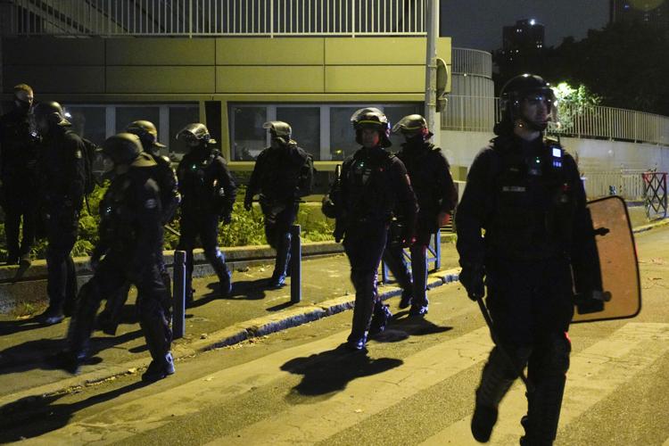 French Revolution: Youths clash with police in France, burn cars and ...
