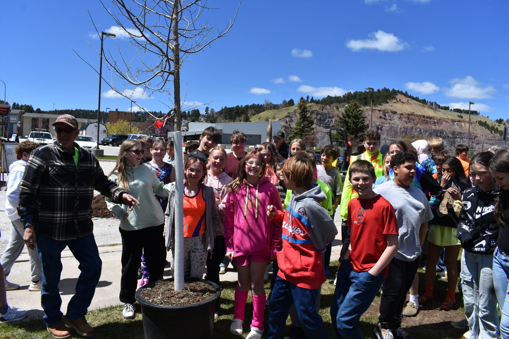 6th graders help plant Liberty Tree in Lead | Local News | bhpioneer.com