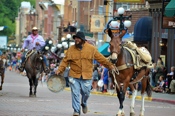 Days of ‘76 parade thrills Deadwood | Local News | bhpioneer.com