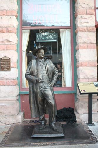 Bully for Bullock! Citizens gather for the unveiling of Deadwood legend ...