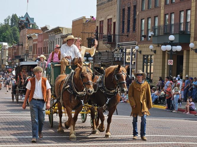 Days of ’76 Parade rolls through Main St. to celebrate a week of rodeo ...