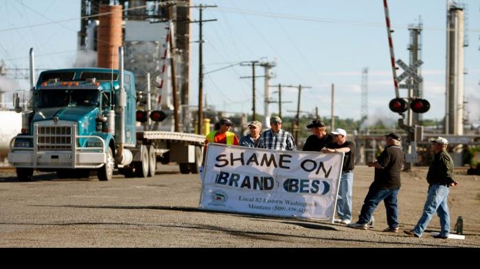 Displaced union workers hand out information at ExxonMobil refinery ...