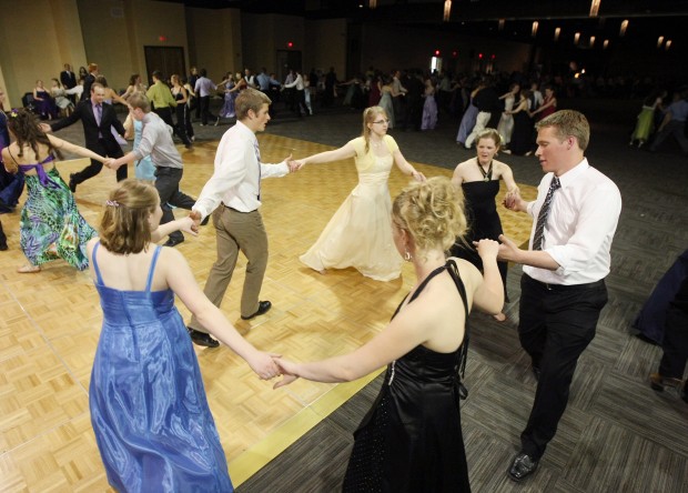 Old-fashioned ball draws hundreds of people