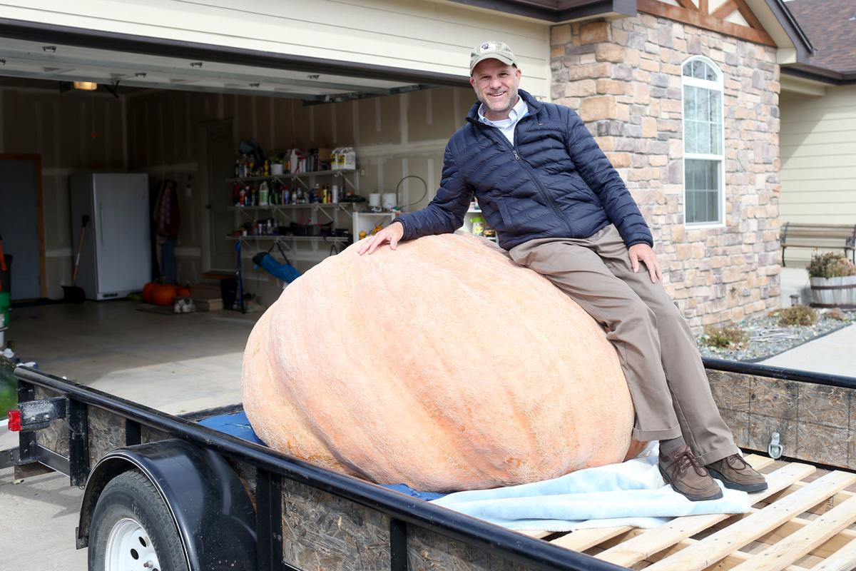 Man breaks Wyoming record with biggest, heaviest pumpkin