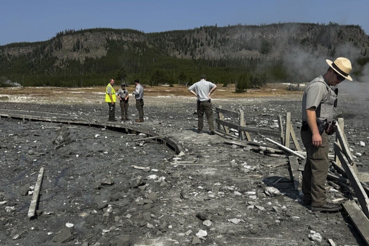 Explosion of geyser at Yellowstone creates panic, drama