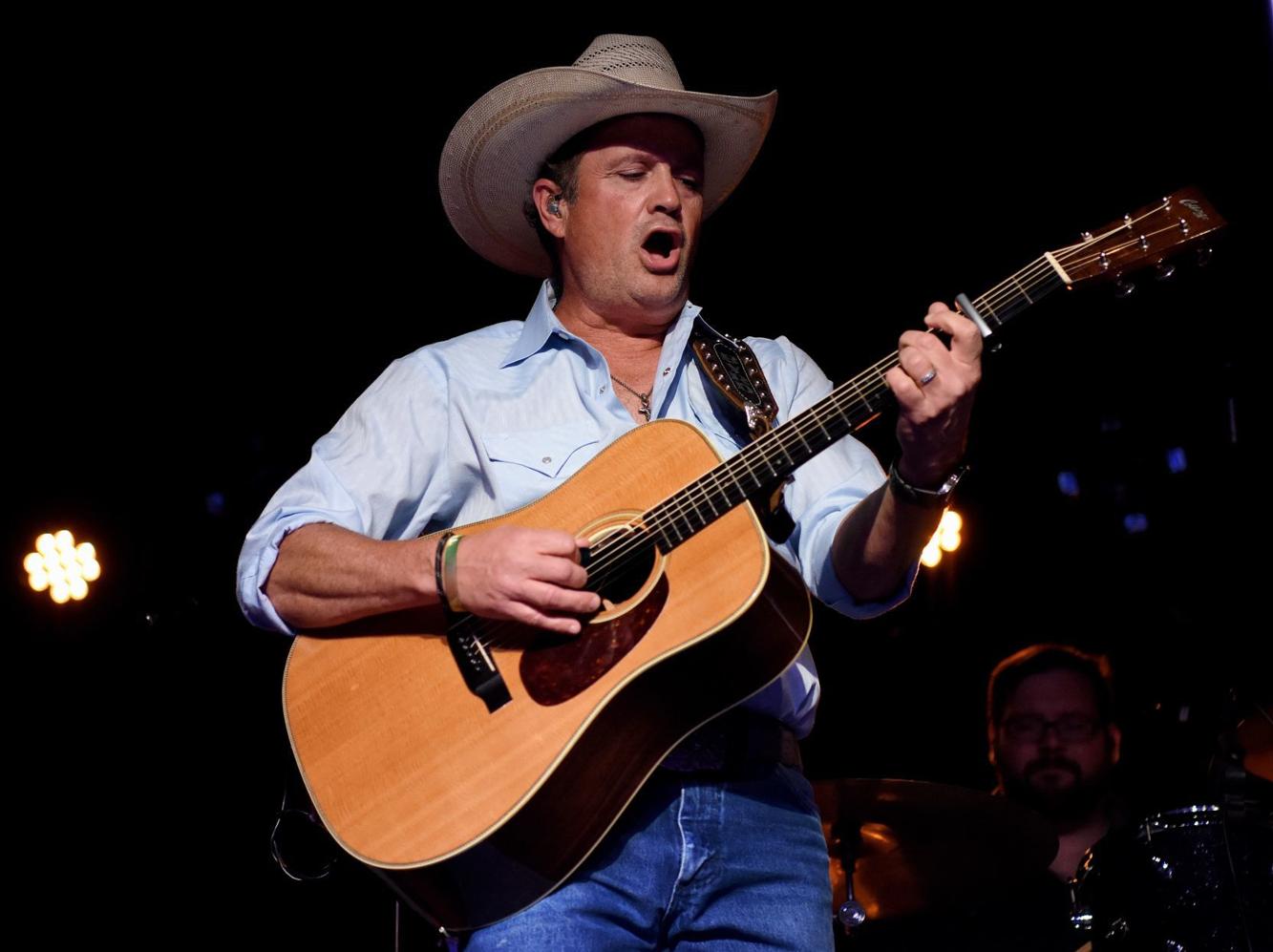 Photos: Country star Tracy Byrd performs at the PUB Station