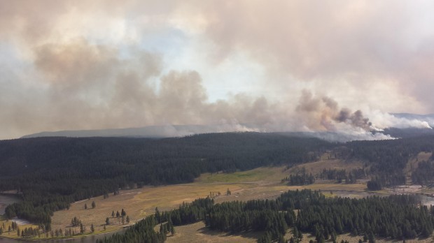 Fire in heart of Yellowstone closes road