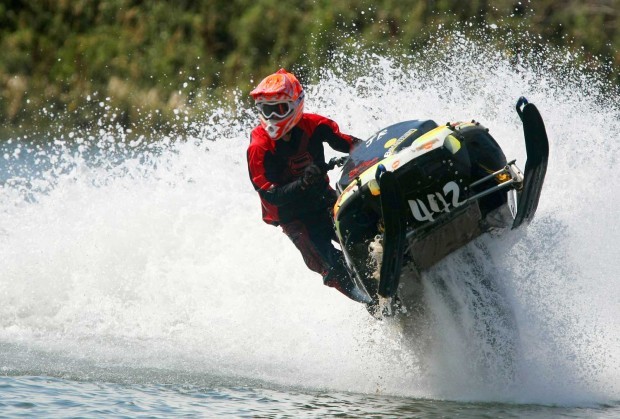 Feature Photos: Thunder on the water