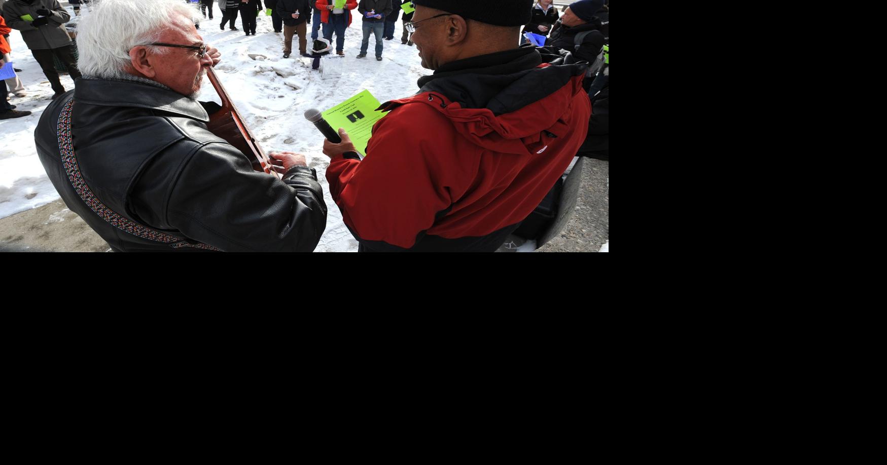 Candlelight vigil held to remember homeless