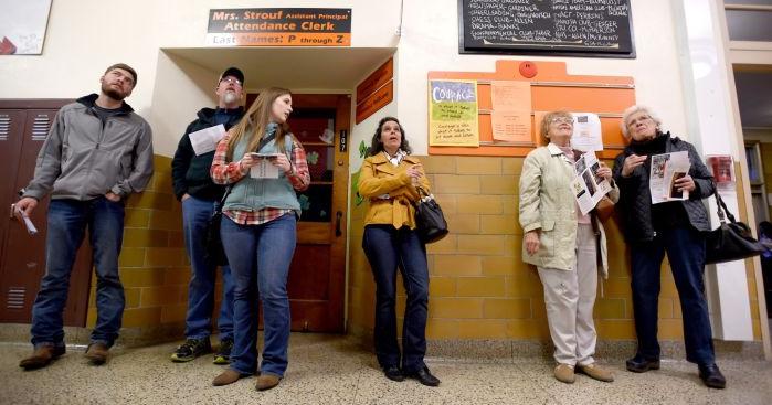 Murals draw big crowd Monday at Senior High open house