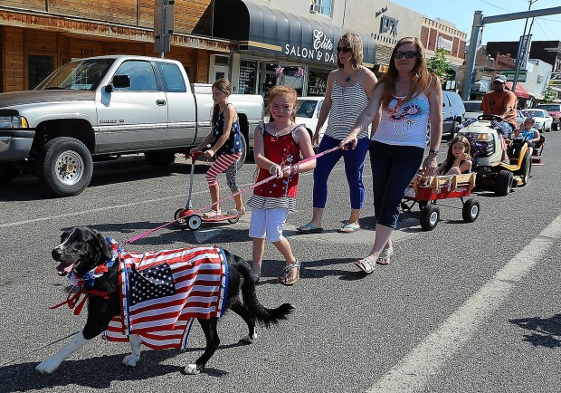 Laurel parade draws estimated 18,000 spectators, 100 entries