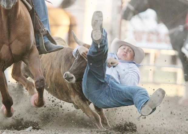 Scott chasing tie-down roping title