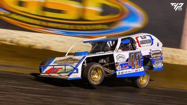 Hibdon back in Mandan to chase the money