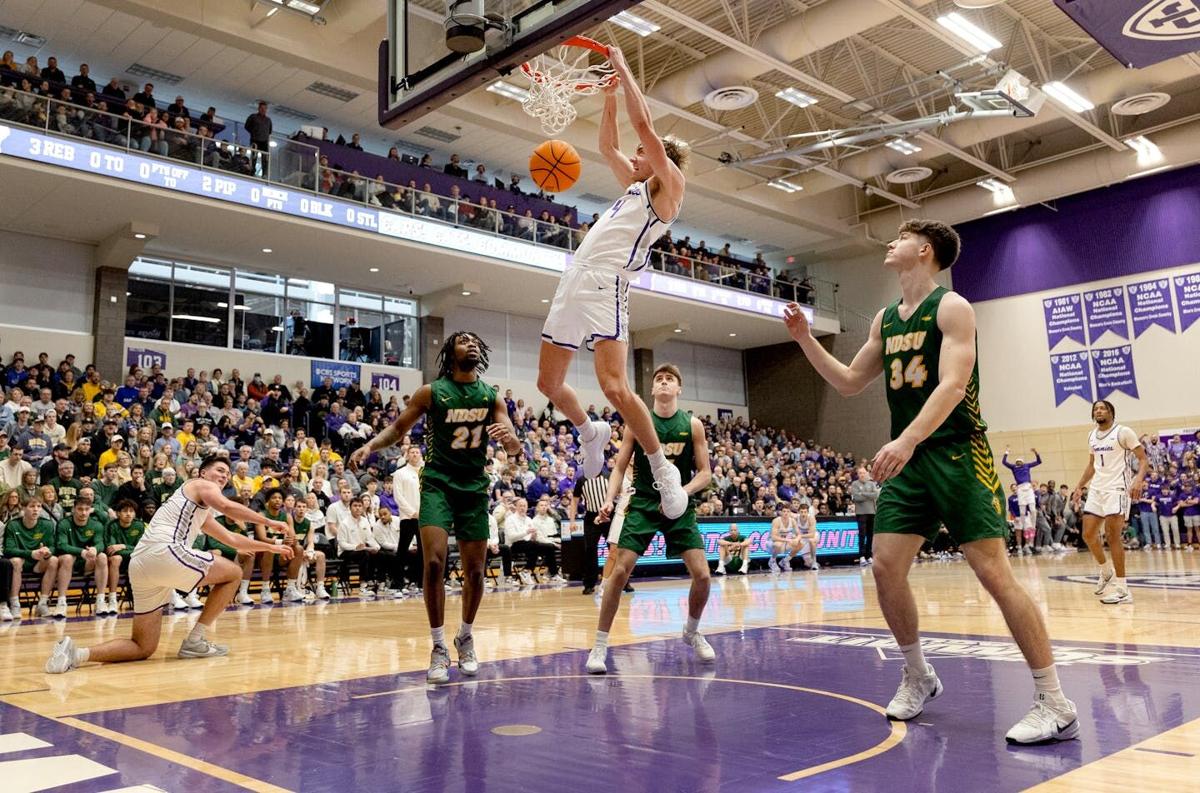 St. Thomas men’s basketball team shows off its first-place stuff for ...