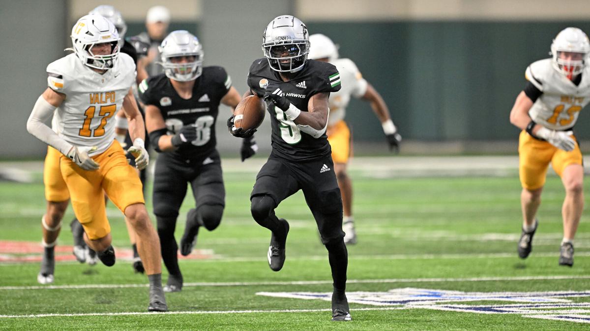 North Dakota blows out Valparaiso to even record