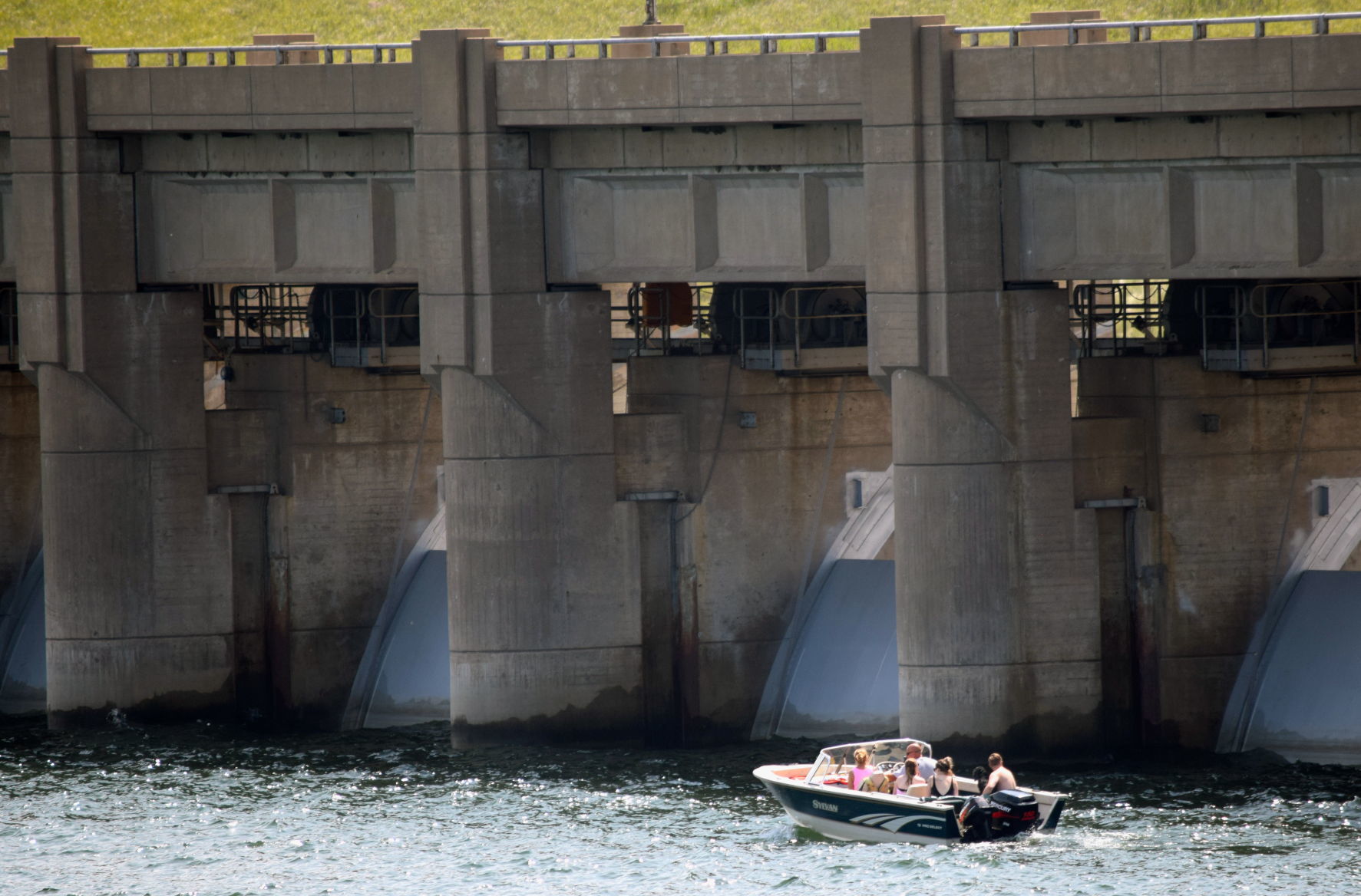Garrison dam releases reduced amid tugboat recovery