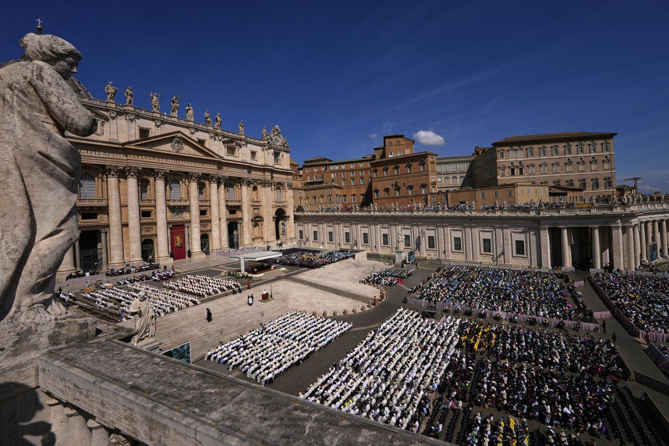 Catholics pay respects as pope's tomb opens to public