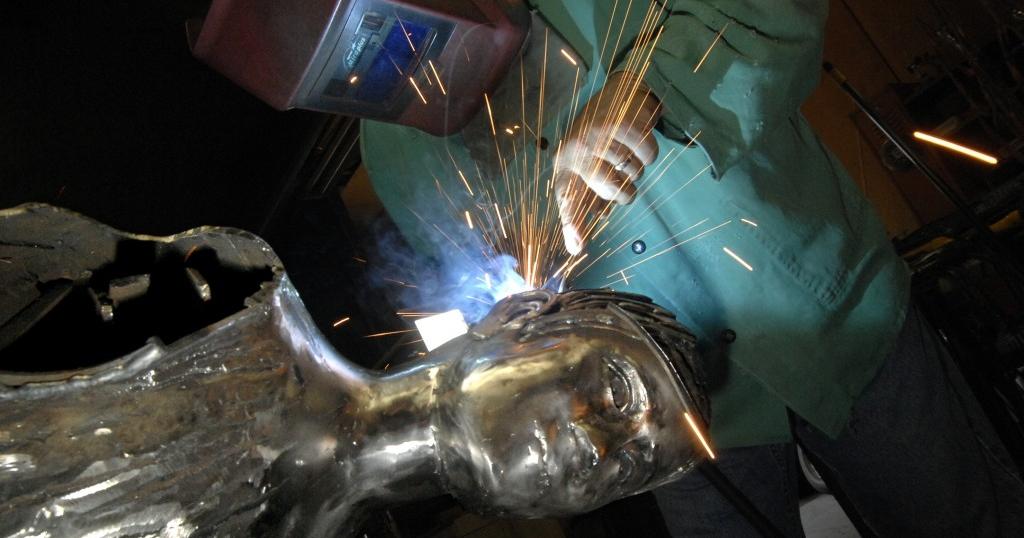 Artist Tom Neary creates sculptures honoring founders of Eckroth Music