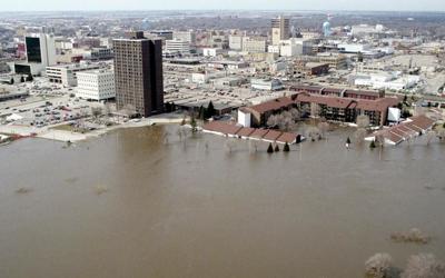 State of emergency declared as Fargo revs up flood fight; storm could ...