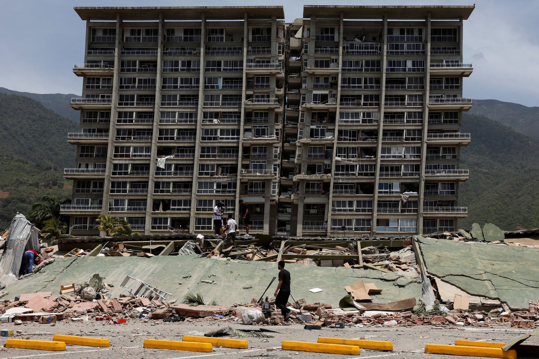 Photos: Rescuers comb Venezuelan earthquake rubble