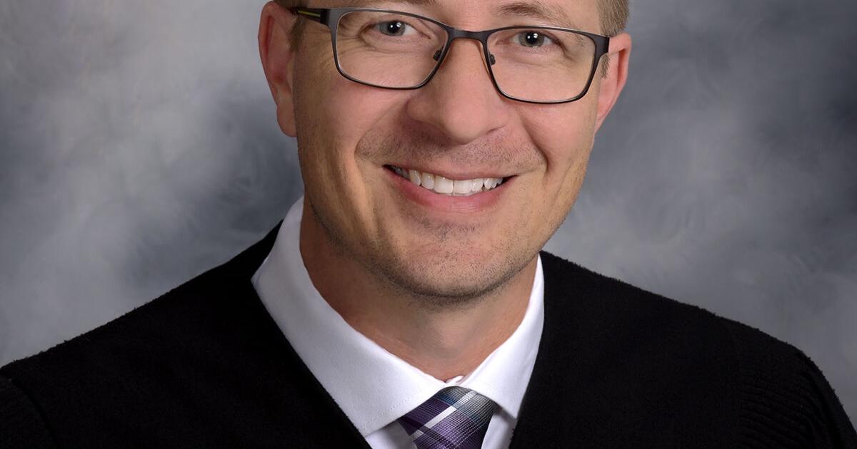 Hammes leading Spahr in district court judge race