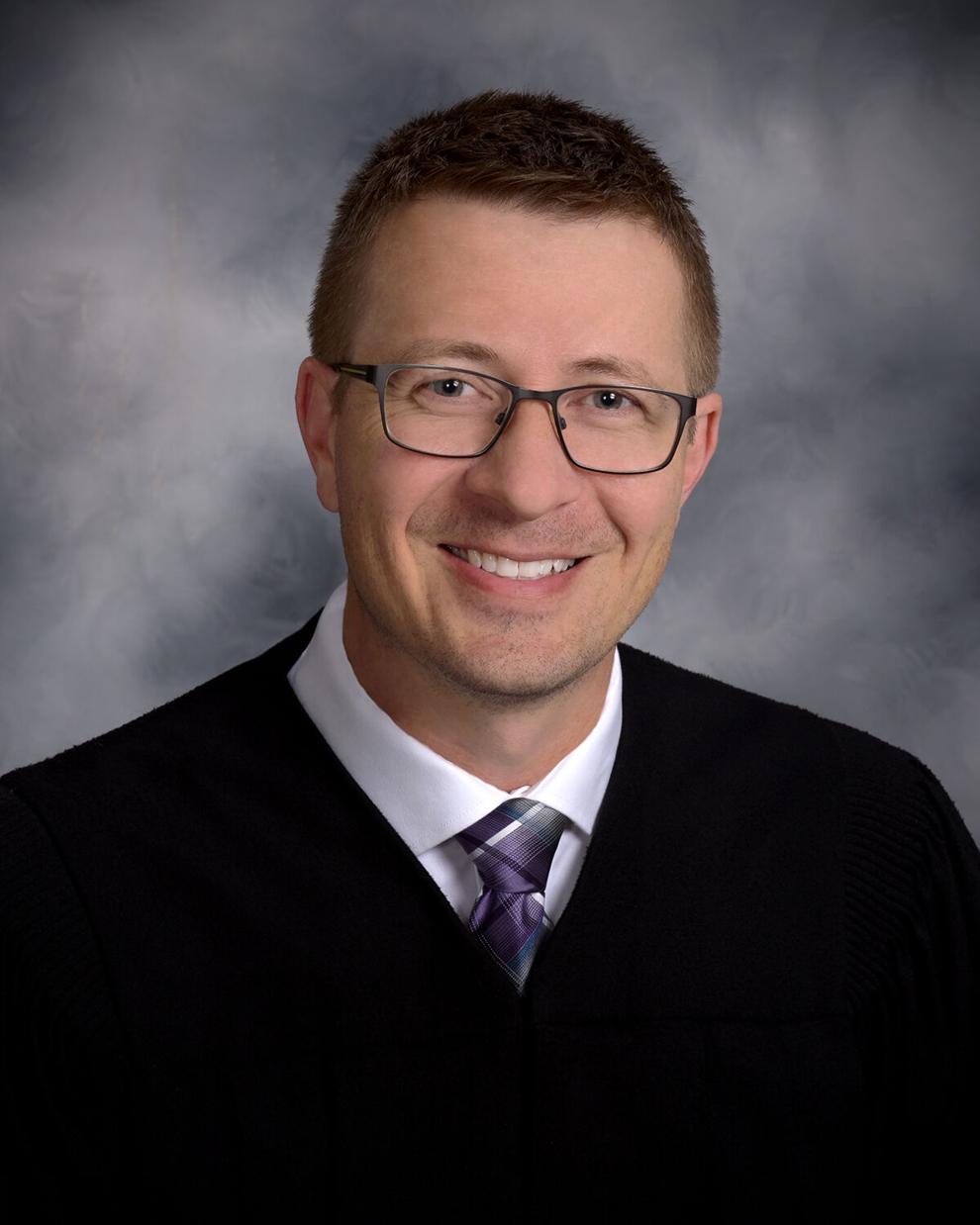 Hammes leading Spahr in district court judge race